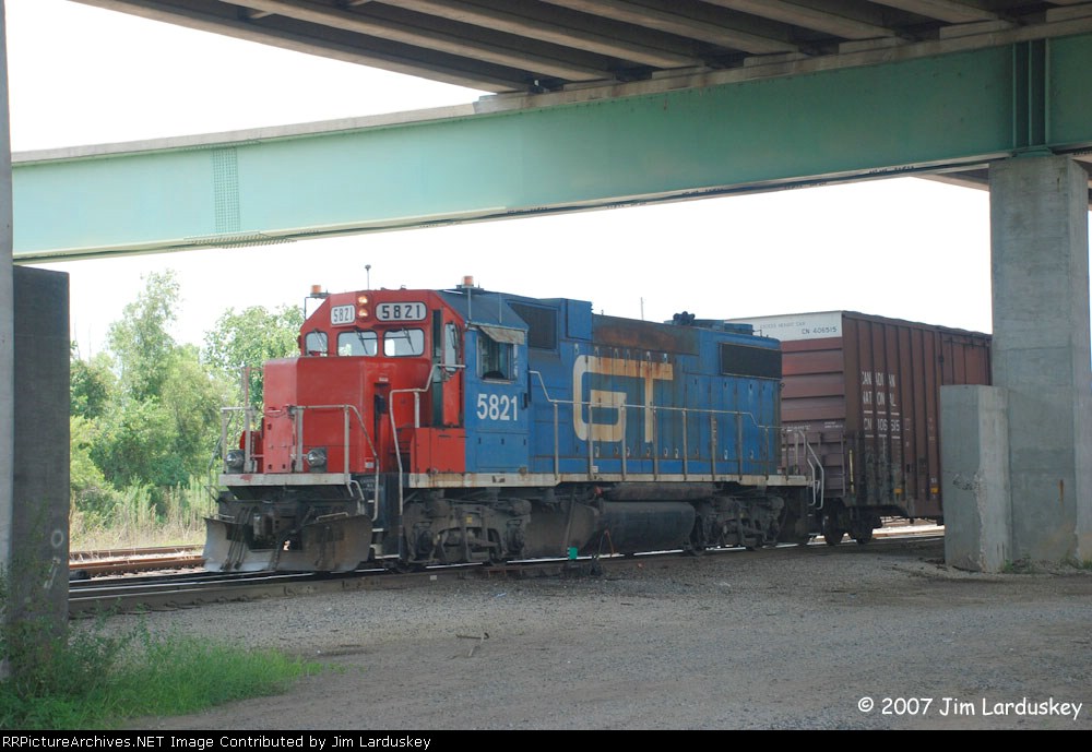 Close-up of Remote Control CN 5821 as it switches under the bridge.
